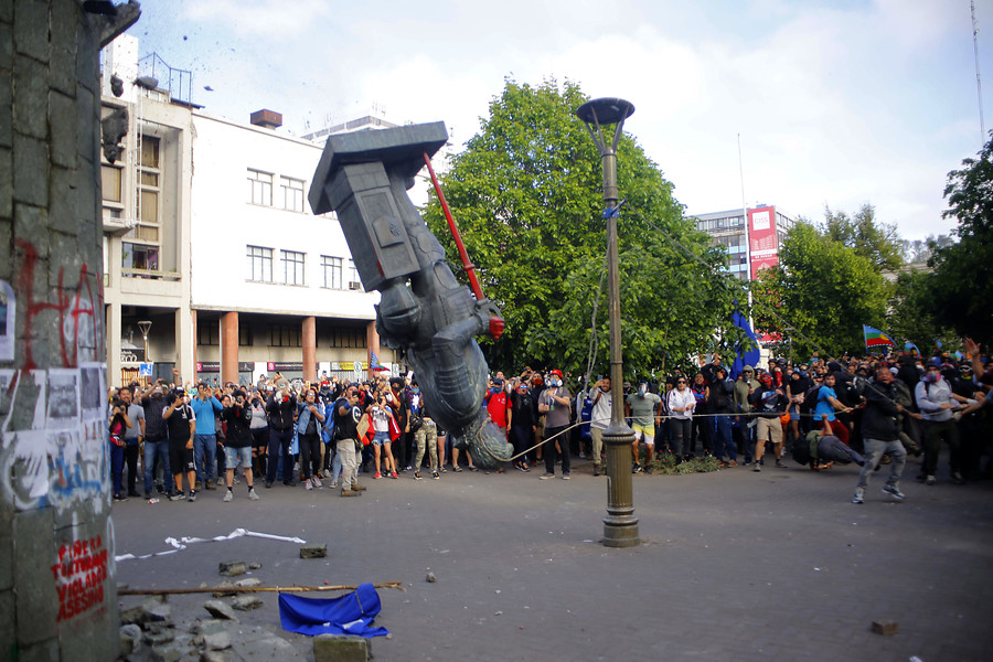 VIDEO | Derriban estatua de Pedro de Valdivia en Plaza de la Independencia de Concepción